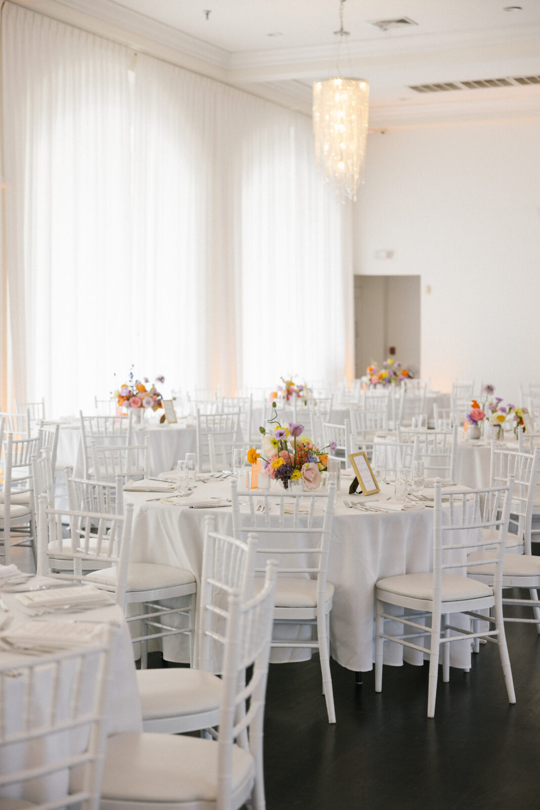 Venue Feature: Longwood Venue’s Belle Mer | Newport, Rhode Island | somethingborrowedeventdecor.com